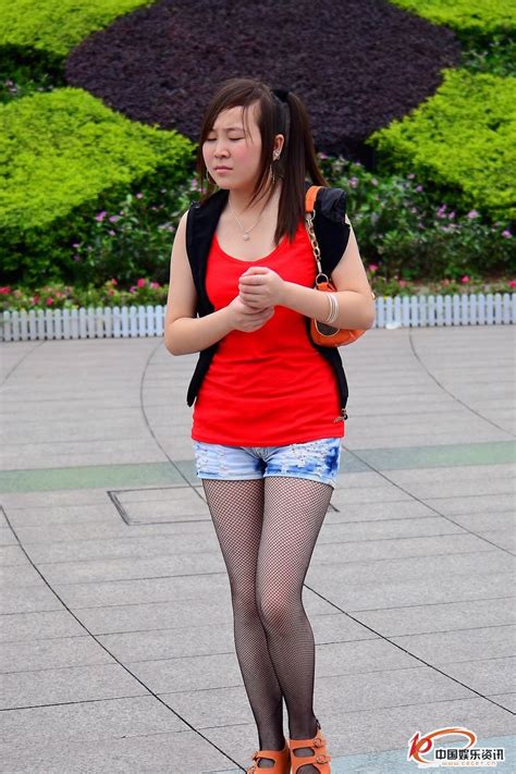 广场街拍的牛仔短裤黑丝妹妹 中国娱乐资讯网CECET CN