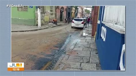 Moradores reclamam de vazamento de água após serviços da Cosanpa na rua