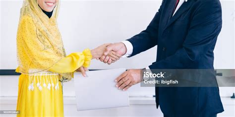 함께 팀웍 조인 손 지원 및 약속 아랍 여성 사업가 착용 칼라 노동자는 회의실에서 다루는 프로젝트 사업 개념에 신뢰 개념 기호에 대한 스톡 사진 및 기타 이미지 Istock