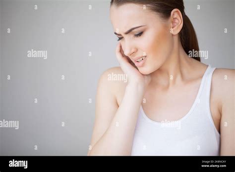 Douleur Dentaire Une Femme Ressent Des Douleurs De Dents Gros Plan De