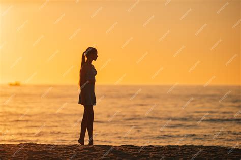 Silueta De La Hermosa Chica Disfrutando De La Hermosa Puesta De Sol En