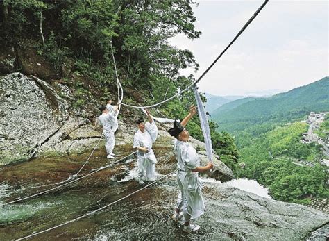 動画那智の滝に大しめ縄張り替え 那智の扇祭り前に和歌山紀伊民報AGARA和歌山県のニュースサイト