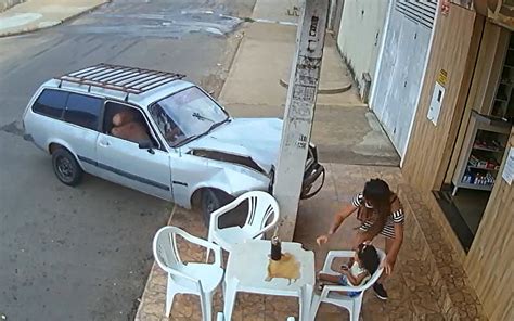 Mãe e filha pequena escapam por um triz de serem atropeladas por carro