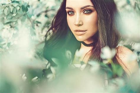 사과 나무 봄 꽃 여름 분위기의 꽃으로 둘러싸인 아름다운 젊은 여성의 야외 패션 사진 배경 및 무료 다운로드를위한 그림 Pngtree