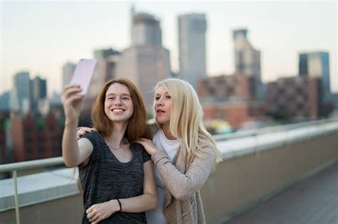 그녀의 여동생 16 년 오래 된 십 대 소녀 함께 놀고 스마트폰으로 Selfies 사진 촬영 및 옥상에서 재미와 젊은 꽤 임신한