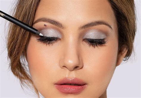 Female Daily Editorial 4 Inspirasi Gaya Eyeliner Warna Para Seleb
