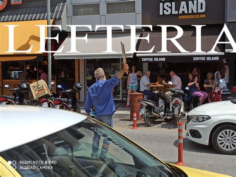 ΛΕΥΤΕΡΙΑ ΚΑΤΕΡΙΝΗ ΣΤΗ ΜΕΣΗ ΤΟΥ ΔΡΟΜΟΥ ΑΝΑΜΕΣΑ ΣΤΑ ΑΥΤΟΚΙΝΗΤΑ ΜΕ ΤΗΝ ΕΙΚΟΝΑ ΤΗΣ ΠΑΝΑΓΙΑΣ