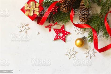 크리스마스 새해 개념 배경입니다 Xmas 구성 가문비 나무 선물 및 빨간색 장식의 가지 상단보기 평면 누워 배경입니다 공간을