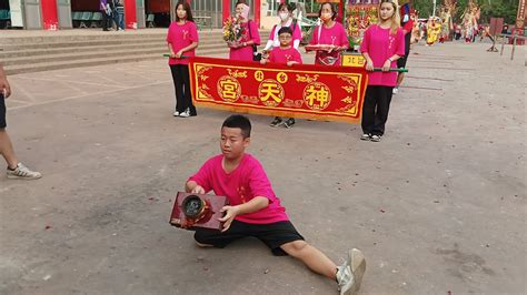小弟弟淨爐手下腰參禮架式十足 黑面太子乩身起駕以淨香洗臉戴頭冠持法器操寶 范府千歲乩身起駕持法器操寶 金龍太子女乩持令旗 王爺乩身操寶 參禮