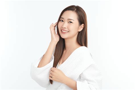 흰색 배경에 목욕 가운을 입고 아름다운 젊은 아시아 여성 얼굴 관리 얼굴 치료 화장품 아름다움과 스파 개념 건강관리와 의술에 대한 스톡 사진 및 기타 이미지 Istock