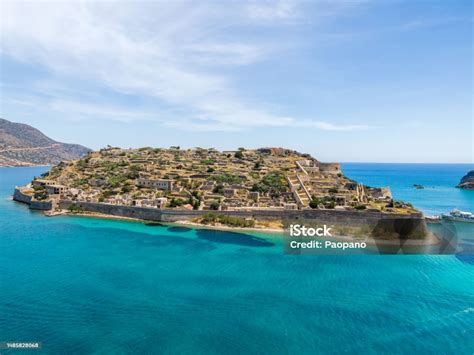 옛 베네치아 요새 섬과 옛 나병 환자 식민지의 공중 드론 보기 Spinalonga 크레타 그리스 0명에 대한 스톡 사진 및 기타