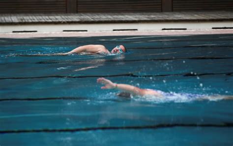 Perenang Wanita Di Kolam Renang Berlin Jerman Diizinkan Telanjang Dada