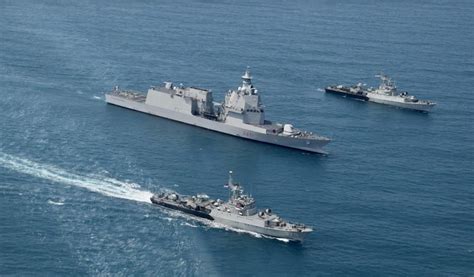 Kerahkan Kapal Perang Dan Pesawat TNI AL Dan Tentara Italia Gelar Latihan Tempur Di Laut Jawa