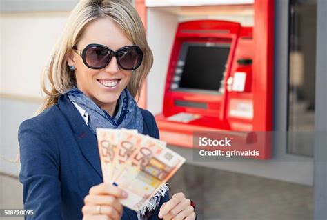 행복함 여자 채취하는 돈을 Atm 비동기 전달 모드 가계에 대한 스톡 사진 및 기타 이미지 가계 고객 고용과 노동
