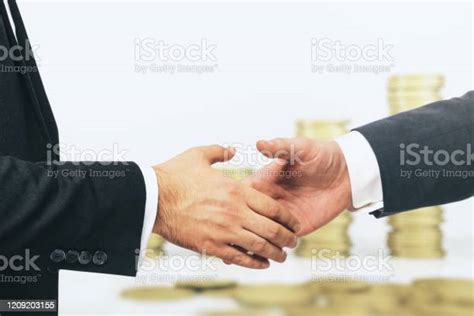 황금 동전의 성장 스택의 배경에 두 사업가의 악수 투자 개념 닫기 2명에 대한 스톡 사진 및 기타 이미지 2명 개념
