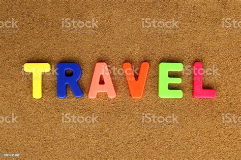 여행이라는 단어는 모래 위에 밝은 여러 가지 색의 글자로 쓰여져 있습니다 0명에 대한 스톡 사진 및 기타 이미지 0명 공휴일 과립 Istock