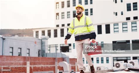 재주꾼 옥외 또는 기술자는 Ac 기계 수리 노동을 위해 도시의 옥상에서 도구 상자를 걷고 있습니다 설치 또는 안전 검사를 위한 건물 고정 Hcav에 대한 유지 보수 엔지니어