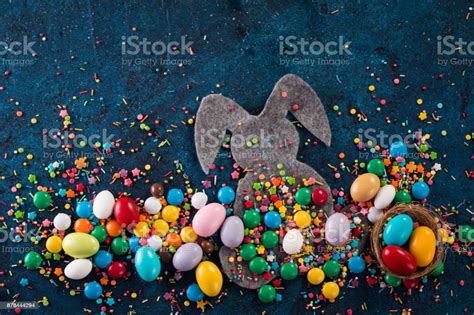 맛 있는 초콜릿 부활절 달걀 토끼 및 진한 파란색 배경에 과자 0명에 대한 스톡 사진 및 기타 이미지 0명 갈색 계절 Istock