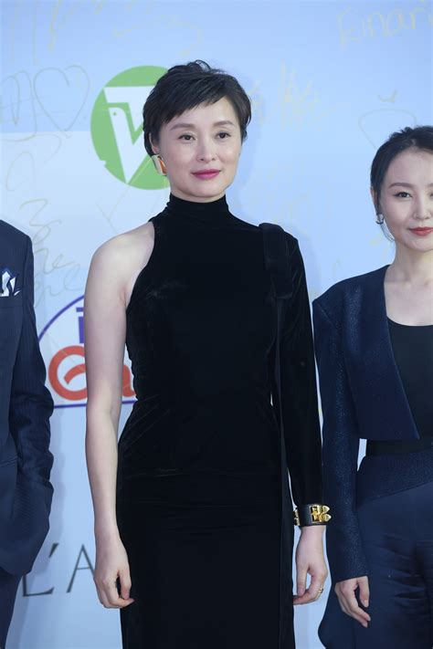 白玉兰比美：赵丽颖性感金晨可爱 秦岚大秀事业线 搜狐大视野 搜狐新闻