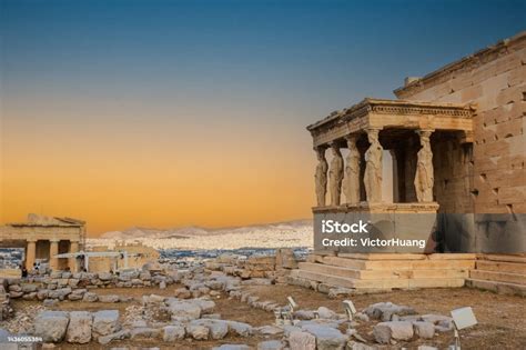 해질녘 그리스 아테네의 아크로폴리스에 있는 에레크테이온의 카리아티드 현관 여인상 기둥에 대한 스톡 사진 및 기타 이미지 여인상 기둥 조각상 0명 Istock