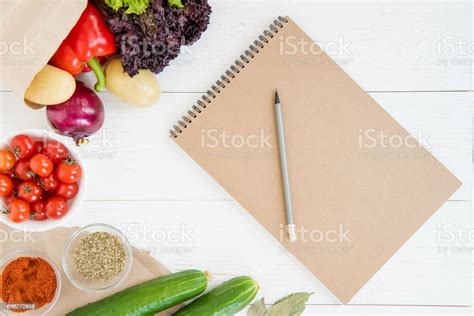 나무 테이블에 빈 노트와 신선한 생 야채와 연필의 상위 뷰 0명에 대한 스톡 사진 및 기타 이미지 0명 건강한 식생활