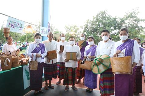 ปลัดวธ เยี่ยมชมการสาธิต และจำหน่ายผลิตภัณฑ์วัฒนธรรมไทย Cpot ในงานสืบสานตำนานแห่ธุงพญานาคศิลปะ