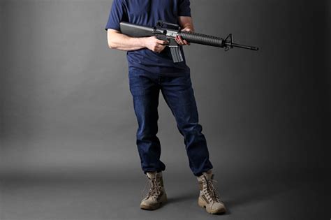 돌격 총 어두운 배경에 소총을 들고 있는 남자 클로즈업 M16 소총에 대한 스톡 사진 및 기타 이미지 M16 소총 개념