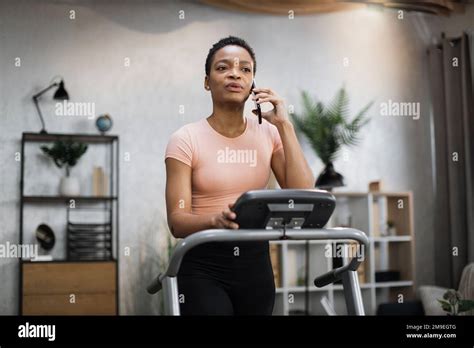 Portrait De La Jeune Femme Sportive Africaine En Vêtements De Sport