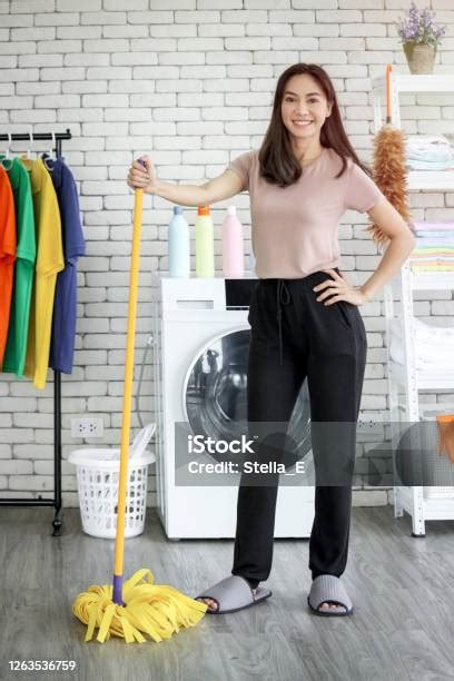 주부 청소 바닥 아시아 아름 다운 젊은 여자 사용 젖은 걸레 동안 청소 바닥 에 집 대걸레에 대한 스톡 사진 및 기타 이미지