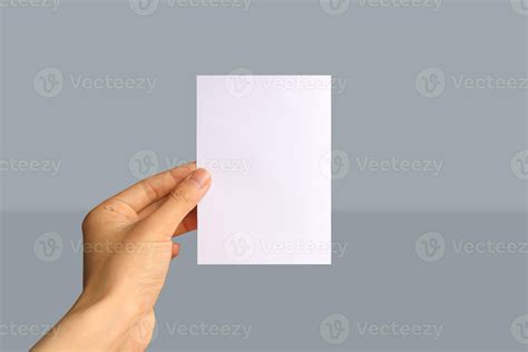 Realistisk Hand Innehav A6 Papper Mockup Porträtt A6 Internationell Papper Storlek Mockup