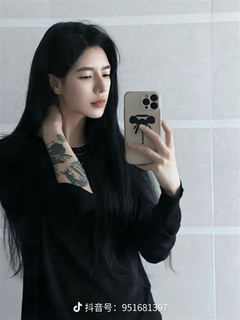 G I R L Morenas