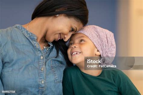 Wanita Kulit Hitam Cantik Dengan Penuh Kasih Memeluk Putri Muda Dengan