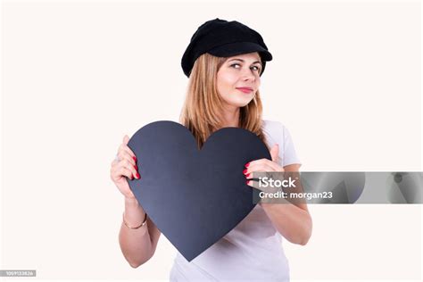 보유 하 고 뭔가 보여주는 여자의 초상화 칠판 격리 된 흰 배경입니다 검은색에 대한 스톡 사진 및 기타 이미지 검은색