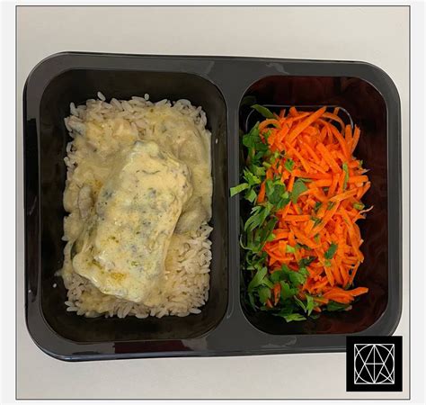 Vištienos Suktinukas Su Grybų Saldžios Grietinėlės Padažu Pateikiamas Su Ryžiais Ir