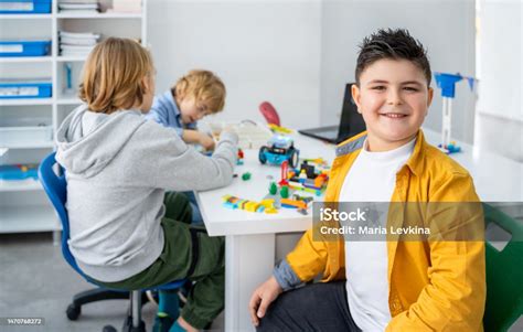 로봇 공학 레고 프로그래밍 수업 아이들은 로봇 레고를 만들고 코딩합니다 생성자 블록과 노트북 원격 제어 조이스틱을 사용한 Stem 교육 학교 아이들을위한 기술 교육 개발