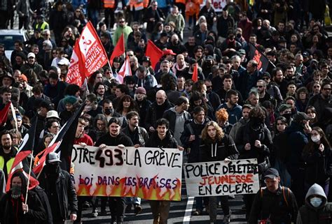 França tem terceiro dia de protestos contra manobra de Macron para