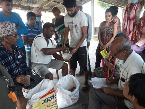 वाणगंगाको प्रगति टोलमा क्रियाशिल किसानलाई घाँसको बिउ वितरण