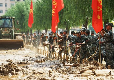 杨根思连官兵驰援郑州抢险救灾