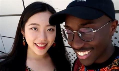 中国女孩嫁给黑人拳手，说他有使不完的劲，为他生两个孩子后被抛拳手女孩黑人新浪新闻