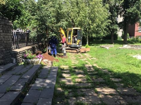 В сквере Художников на улице Володарского устанавливают освещение