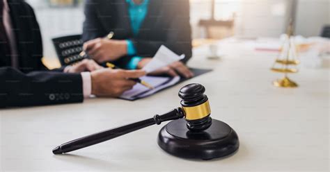 사무실에서 법적 문제에 대해 함께 일하는 변호사 팀 사진 Unsplash의 판사 법 이미지