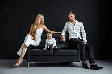 Фото красивой европейской семейной пары девочка и парень с маленьким