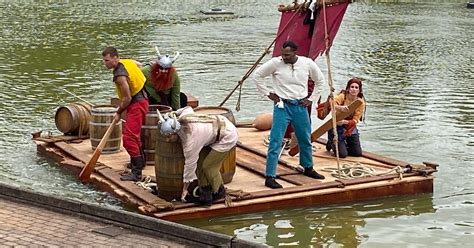 Les Pirates Envahissent Le Parc Astérix