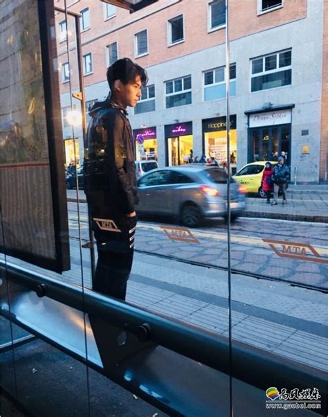 网友米兰街头偶遇胡一天：寒冬露出脚踝，英俊帅气！“侧颜杀” 新闻资讯 高贝娱乐