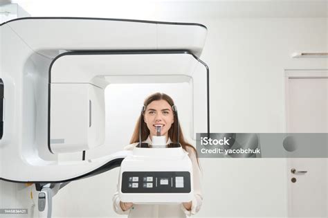 단층 촬영기로 치아를 스캔하는 여성 환자 25 29세에 대한 스톡 사진 및 기타 이미지 25 29세 개념 건강 진단 Istock