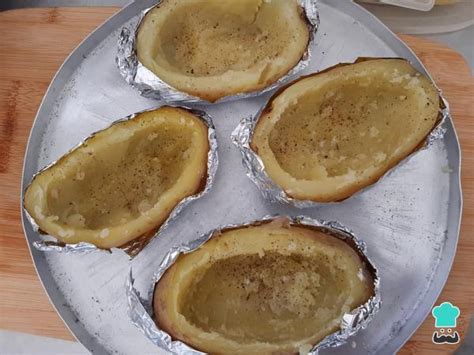 Batata recheada calabresa queijo muçarela requeijão cremoso e ervas