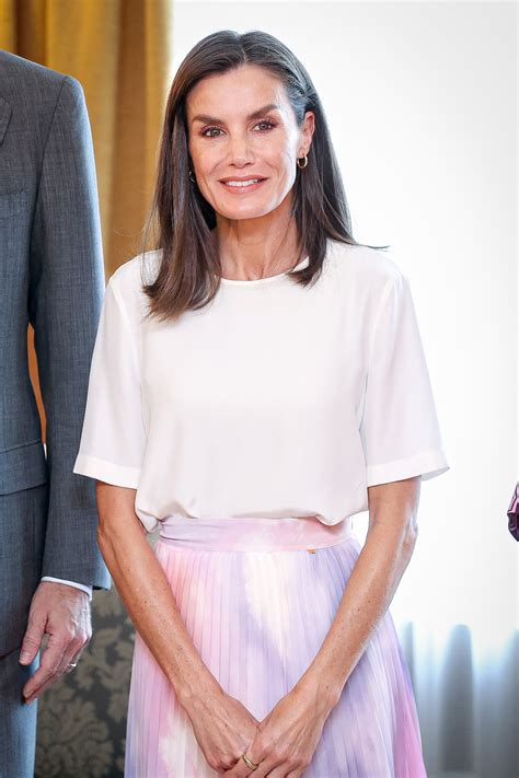 La Reina Letizia Luce Un Vestido Midi De Flores De Carolina Herrera En La Inauguración De Los