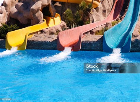블루 풀에서 워터 제트가 있는 다양한 색상의 워터 슬라이드 미끄러짐에 대한 스톡 사진 및 기타 이미지 미끄러짐 수영장