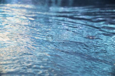 蓝水表面蓝色水池池塘游泳墙纸海洋洗澡波纹假期阳光高清图片下载 正版图片321756290 摄图网