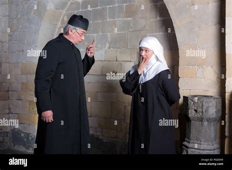Priester Und Nonne Fotos Und Bildmaterial In Hoher Auflösung Alamy